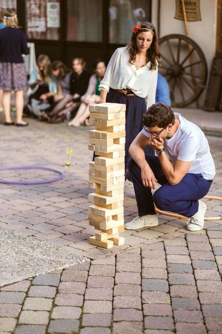 Gartenspiele Hochzeit: 19 richtig geniale Outdoor Spiele
