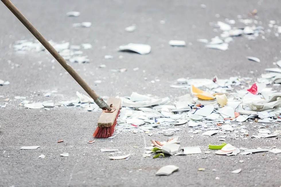 Polterabend: Bräuche, Tipps & alle Infos, die ihr wissen müsst