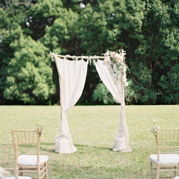 Freie Trauung Deko: Ideen für Traubogen, Stühle & Mittelgang