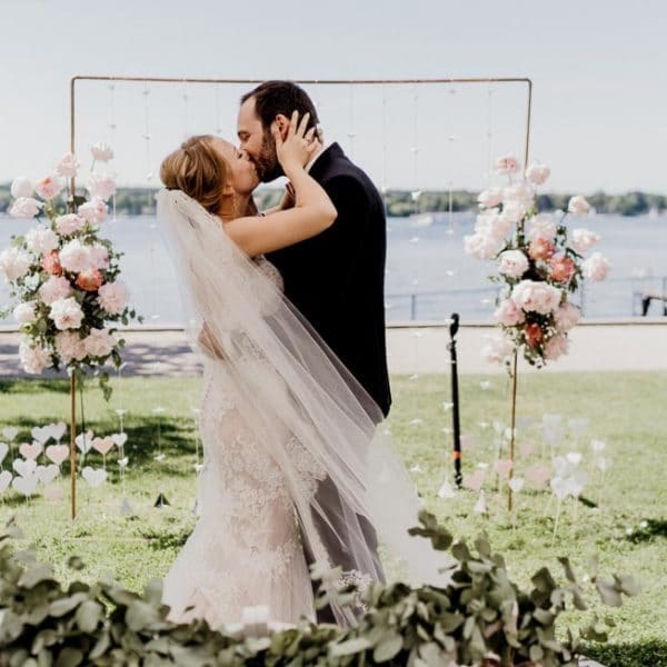 Freie Trauung Deko: Ideen für Traubogen, Stühle & Mittelgang