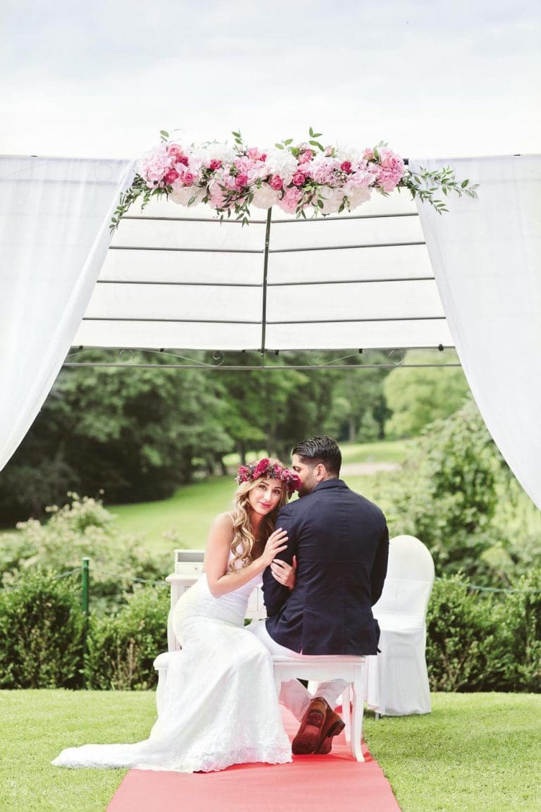 Freie Trauung Deko: Ideen für Traubogen, Stühle & Mittelgang