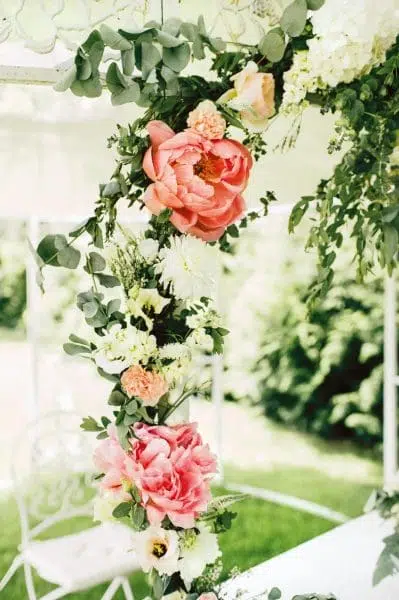 Freie Trauung Deko: Ideen für Traubogen, Stühle & Mittelgang