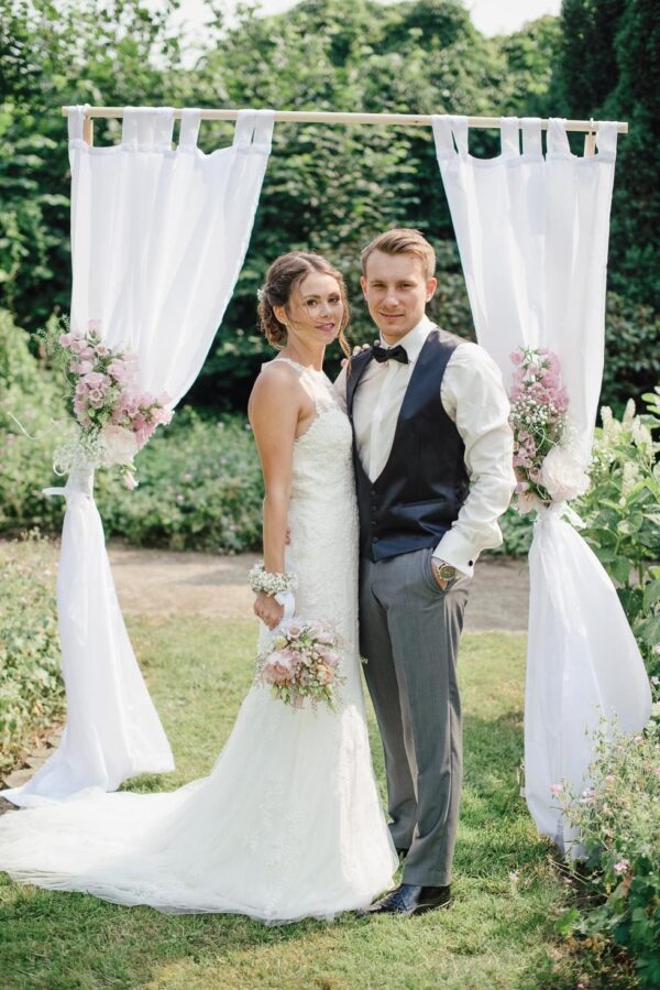 Freie Trauung Deko: Ideen für Traubogen, Stühle & Mittelgang