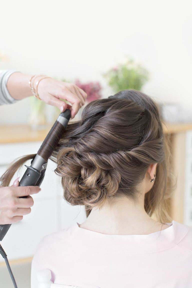 Hochsteckfrisuren selber machen: 7 einfache Anleitungen