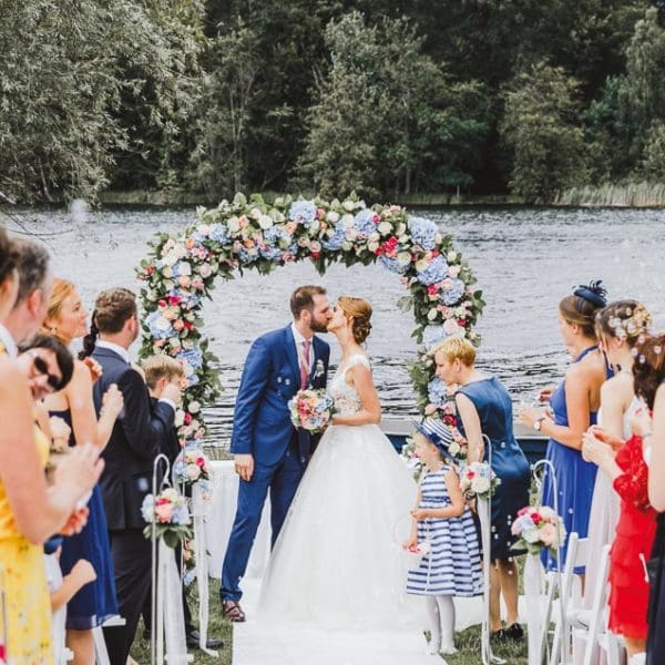 Freie Trauung Deko: Ideen für Traubogen, Stühle & Mittelgang