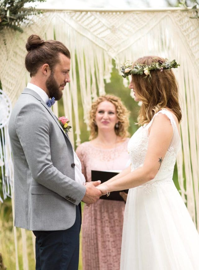 Freie Trauung Deko: Ideen für Traubogen, Stühle & Mittelgang