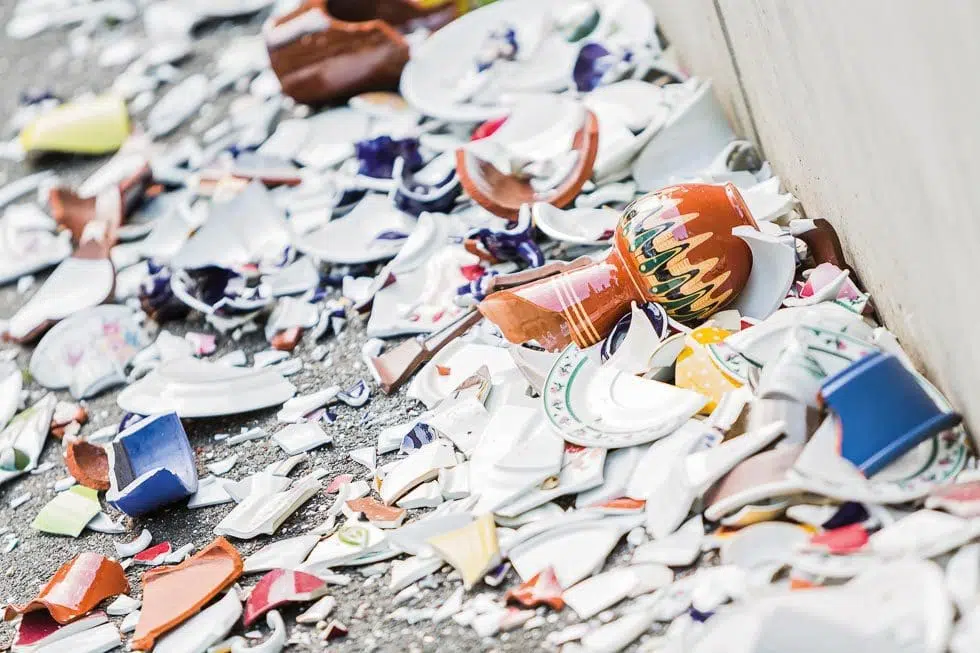 Polterabend: Bräuche, Tipps & alle Infos, die ihr wissen müsst