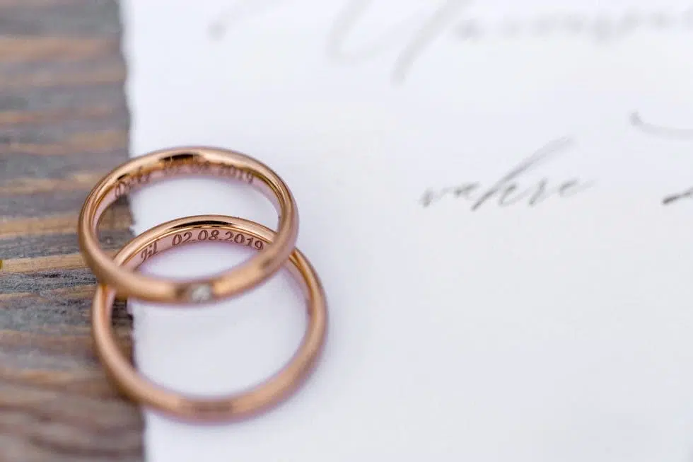 Eheringe Gravur: Texte, besondere Ideen & Gravurarten