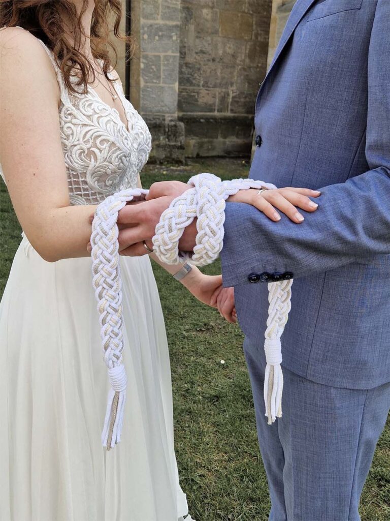 Handfasting: So wird die Knotenzeremonie traumhaft schön